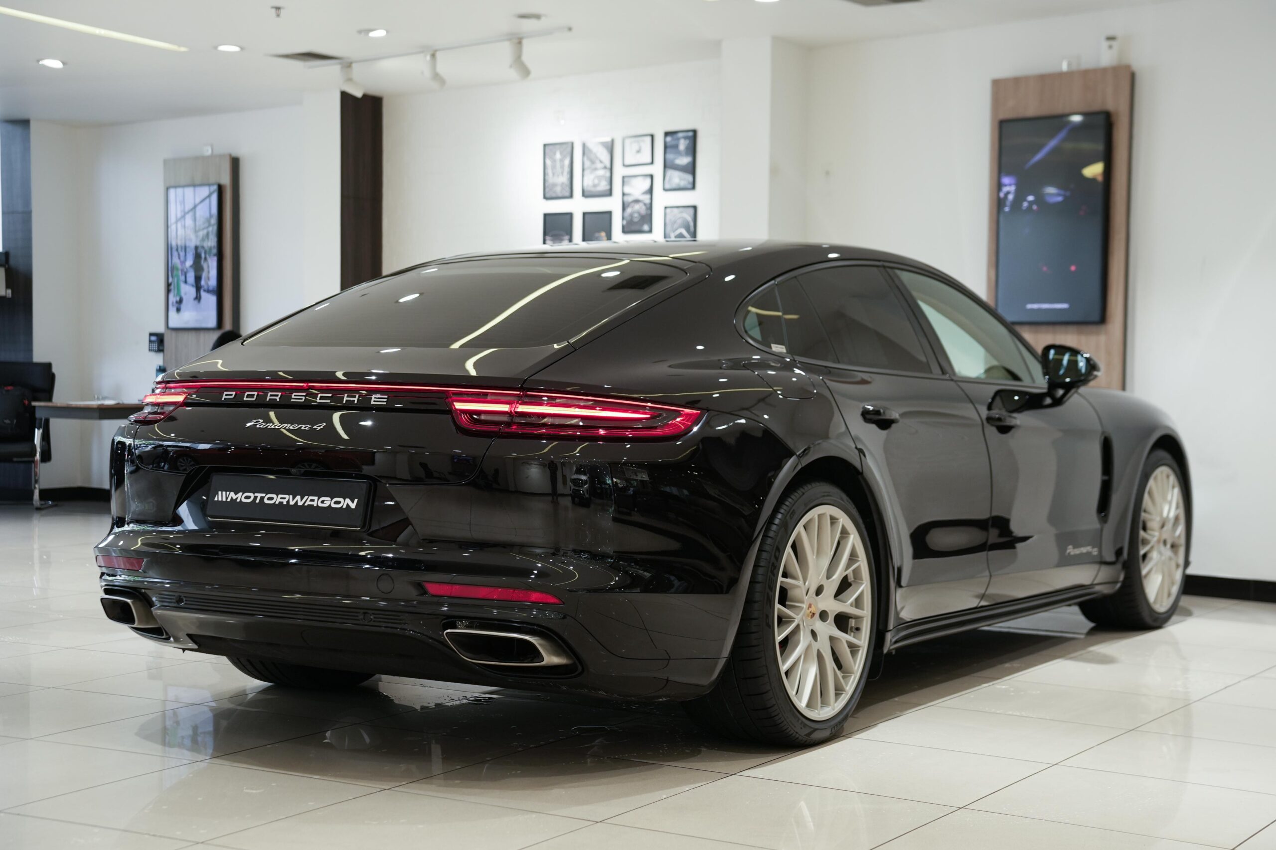 PORSCHE PANAMERA 4 10th EDITION - Motor Wagon